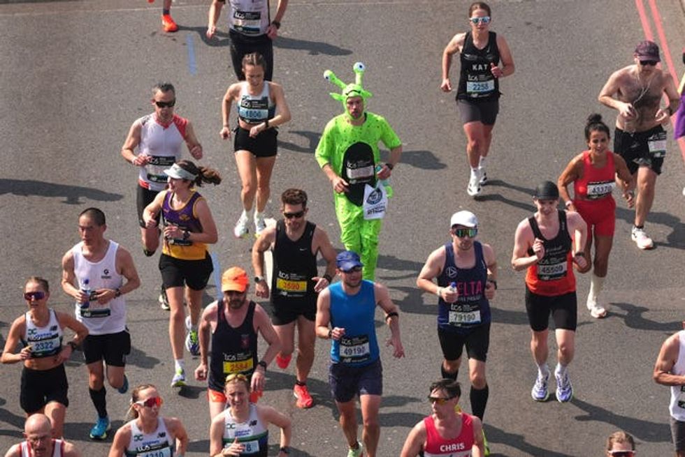 In Pictures: Sun shines for runners in London Marathon | indy100