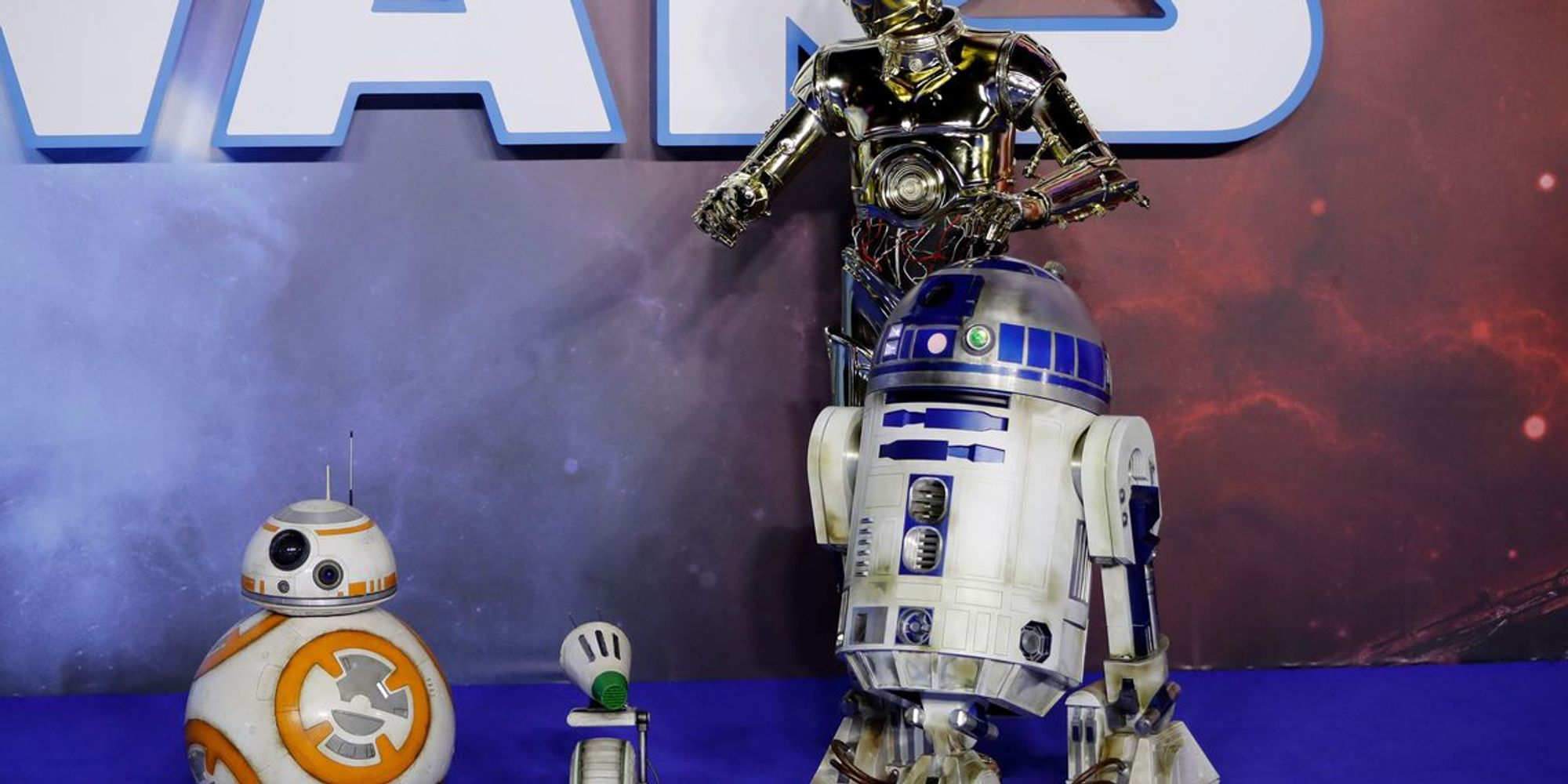 Man poses as Disney World staff member to steal $10,000 R2-D2 statue ...