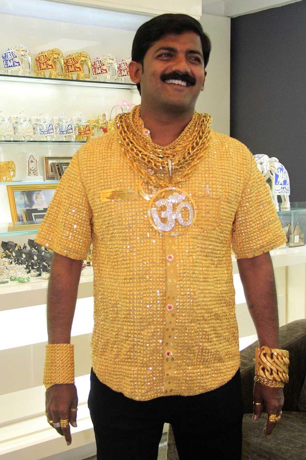 This man is actually wearing a shirt made out of gold | indy100 | indy100