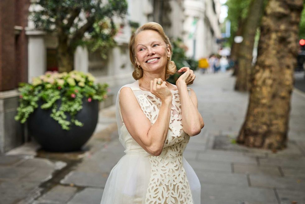 Pamela Anderson opens up on feeling 'yucky' near Seth Rogen at Golden ...