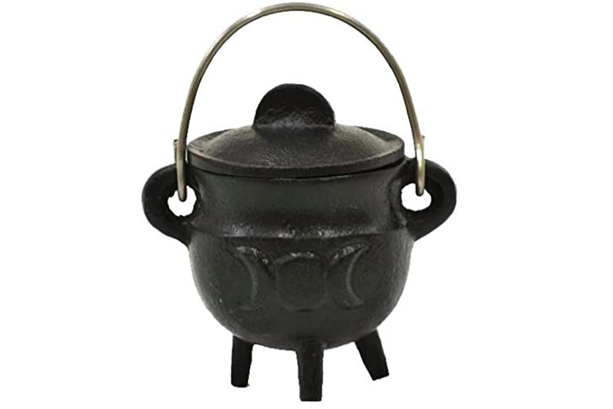 Sarimoire Cauldron 5.25 Inch Triple Moon Cast Iron Cauldron with Lid and Handle | indy100