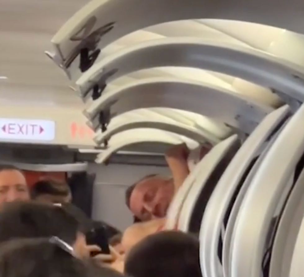 Hilarious prank sees Ryanair passenger use giant boarding pass | indy100