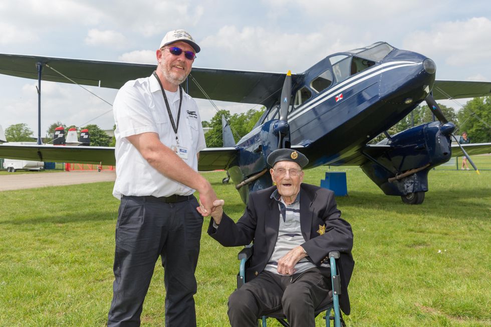 102 Year Old Raf Veteran Flies Again In 1930s Plane Indy100