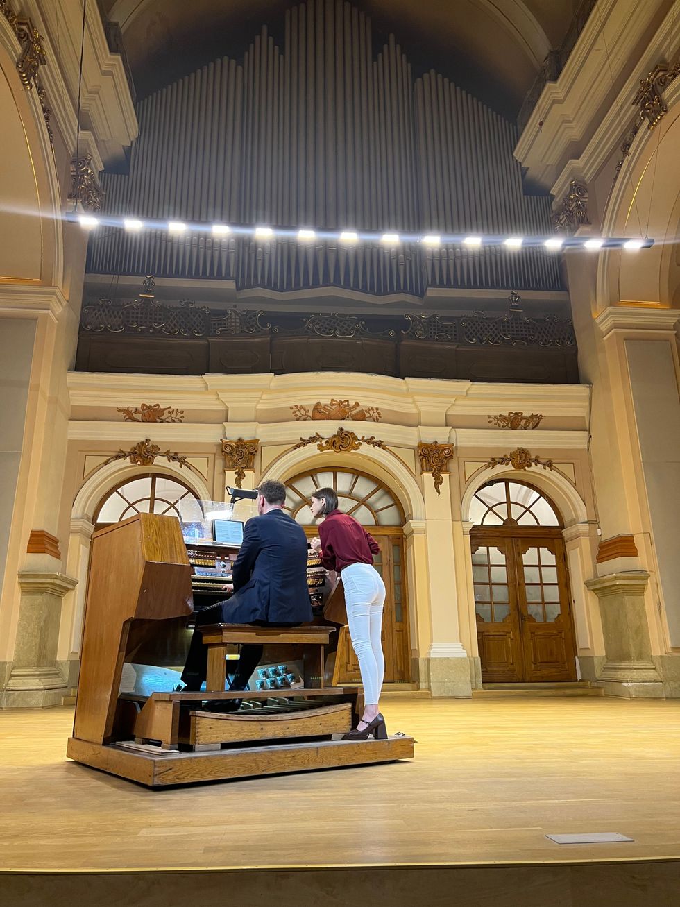 Musician praises ‘determination’ of Ukrainian teenagers he taught in Lviv | indy100