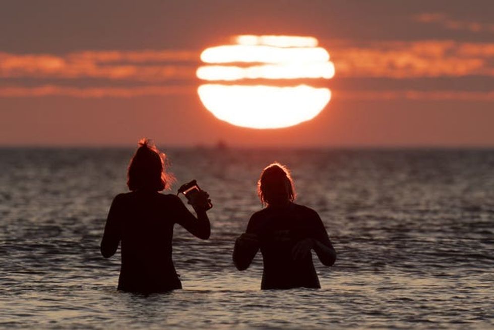 In Pictures: Sun rises on Summer Solstice across Britain | indy100