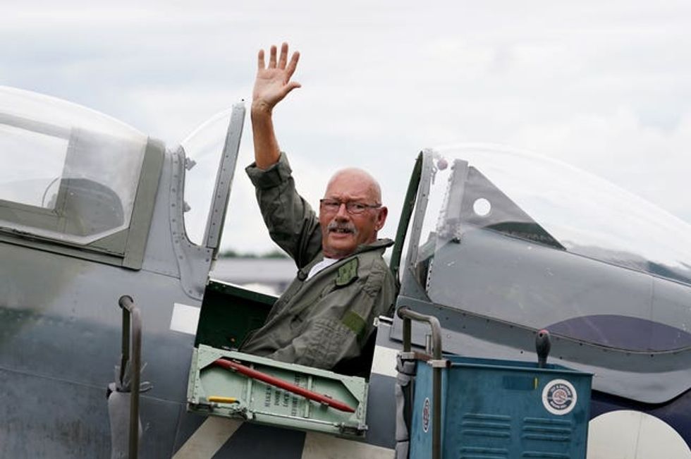 Chelsea Pensioner enjoys surprise flight in Second World War Spitfire ...
