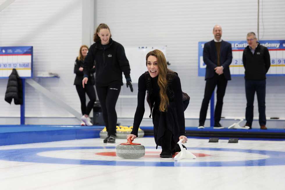 Kate and William try their hand at curling in Stirling | indy100