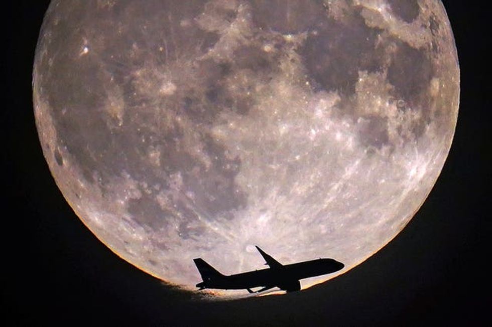 In Pictures: Rare super blue moon delights stargazers | indy100