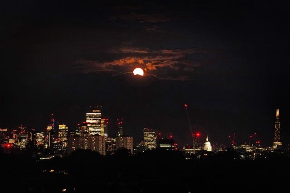 In Pictures: Rare super blue moon delights stargazers | indy100