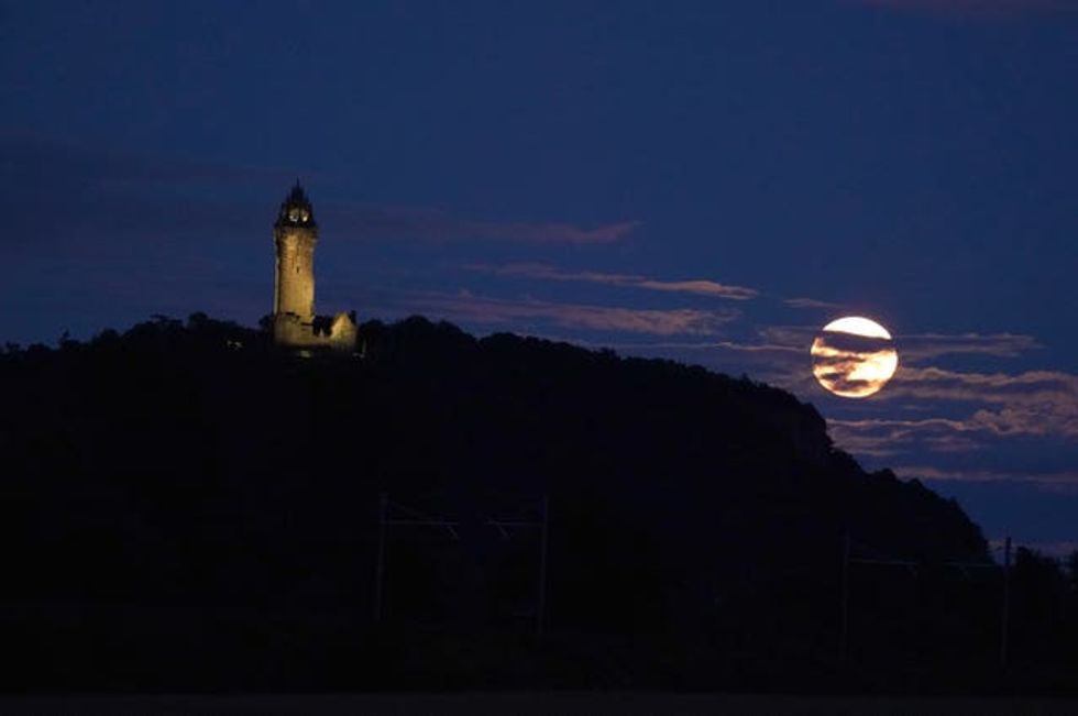 In Pictures: Rare super blue moon delights stargazers | indy100