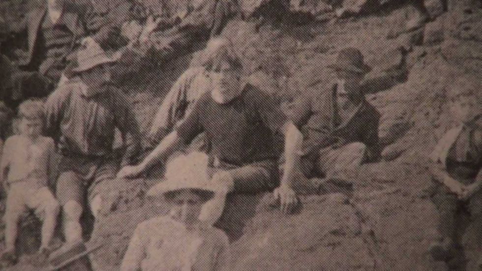 Unexplained Time Traveler Old Photos Proof Of Time Travellers Found In