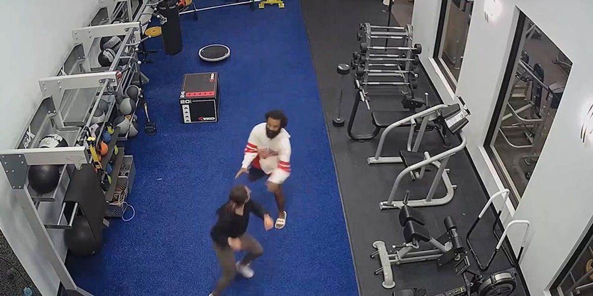 Moment Woman Bravely Fights Back At Attacker Grabbing Her Waist In The